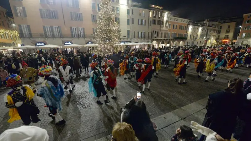 Folla in città per il ponte dell'Immacolata, con i colori e le danze ...