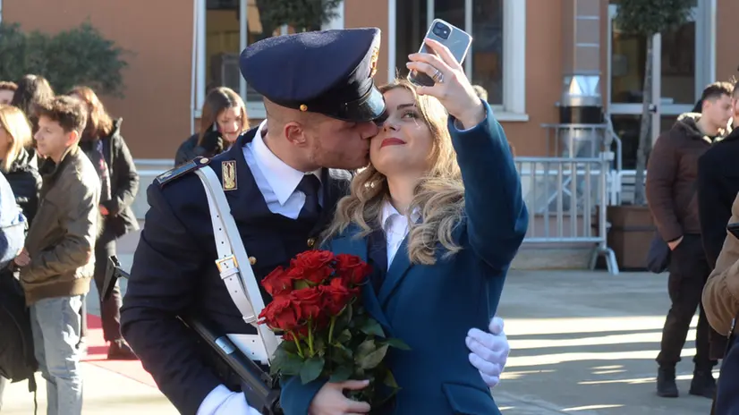 Rose rosse e applausi: un nuovo agente fa la proposta di matrimonio ...