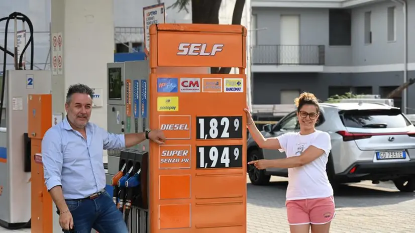 Il distributore di Marcheno con i prezzi esposti il 31 luglio 2023 ...