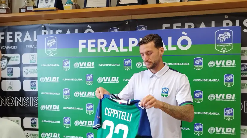 La FeralpiSalò presenta il difensore Ceppitelli: «Qui per inseguire un ...