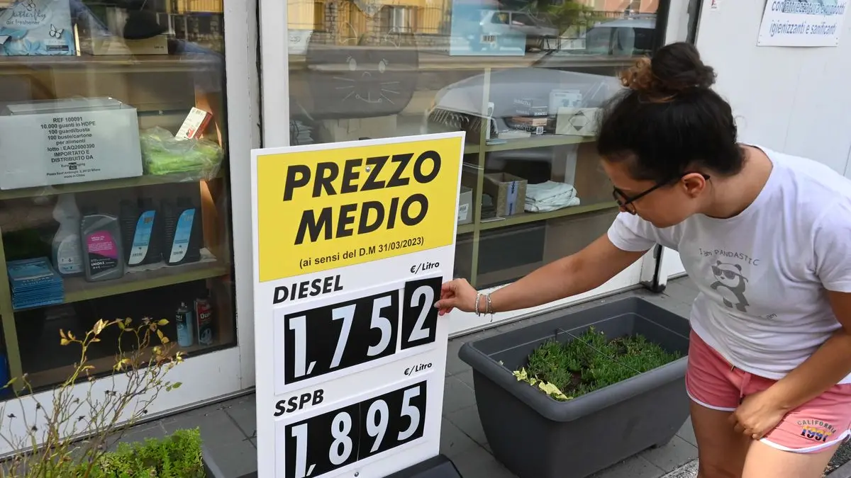 Da oggi l'obbligo di esporre il prezzo medio del carburante: dove si ...