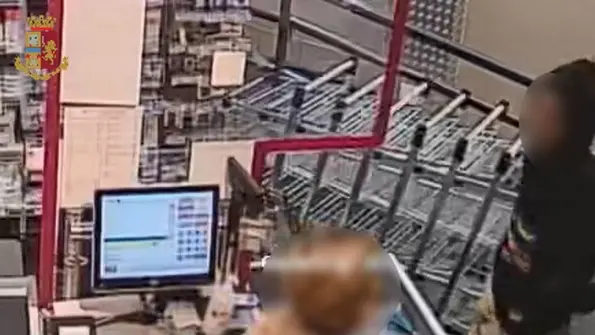 Rapina supermarket a Milano, preso grazie a graffio in faccia ...