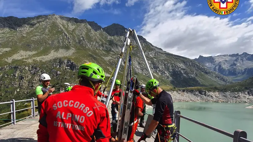 Dall'esercitazione in diga all'intervento reale: la giornata del soccorso alpino in Valsaviore ...