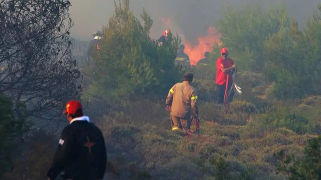 Nella notte evacuate 2.500 persone a Corfù per gli incendi | Giornale ...