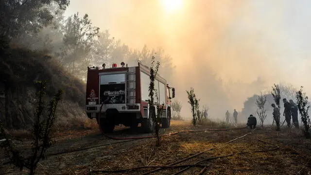 Evacuate 1.500 persone minacciate da un incendio a Rodi | Giornale di ...