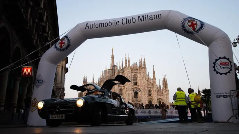 Mille Miglia 2023, il passaggio in Duomo a Milano | Giornale di Brescia