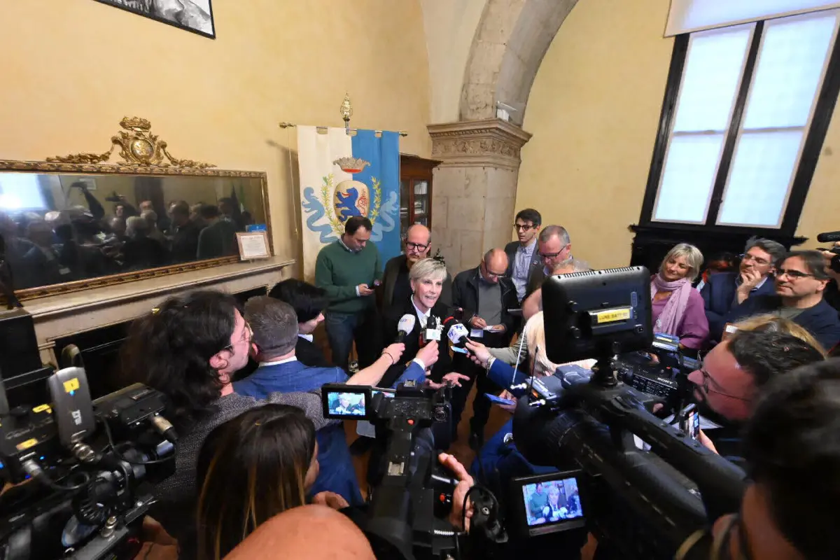 Loggia 2023, Laura Castelletti neoeletta sindaca in diretta al tg di ...