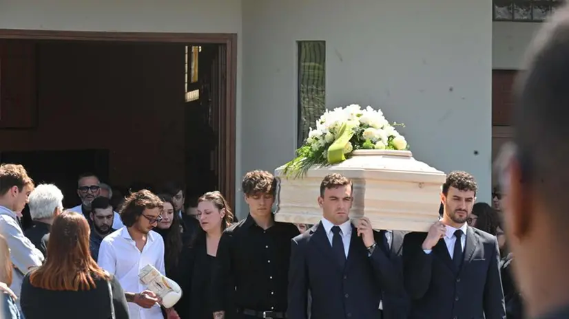 Folla al Violino per il funerale di Christian: «Grazie per tutta la ...