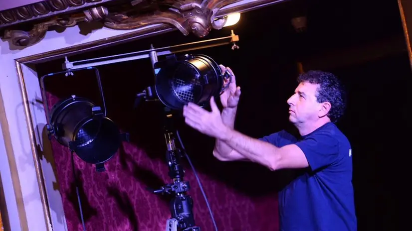 La luce dietro le quinte: la storia di Peter, 43 anni al Teatro Grande ...