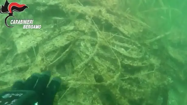 Discarica di gomma sul fondale del lago, ecco i video | Giornale di Brescia