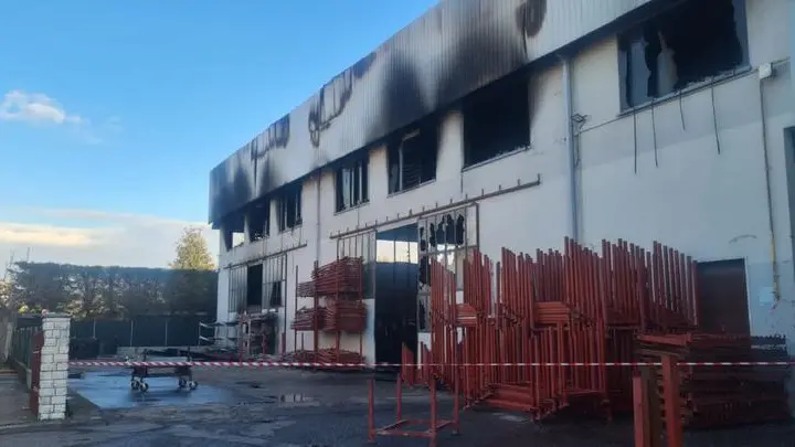 Vasto incendio in un'azienda edile di Carpenedolo, Vigili del fuoco al ...