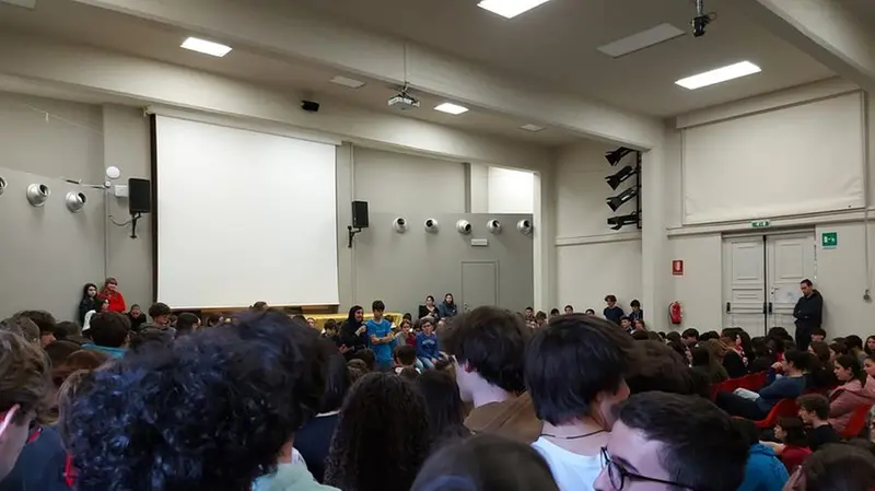 Striscione di Blocco Studentesco fuori dal Calini: «Antifascismo è ...