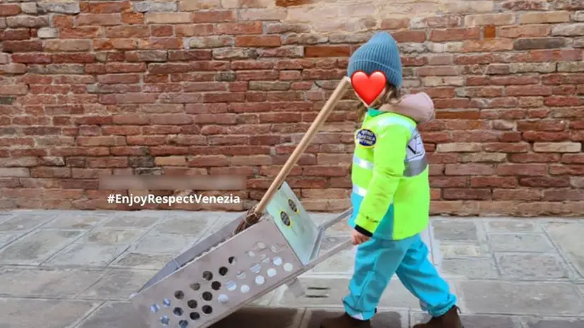 Carnevale Venezia: si maschera da spazzina, Brugnaro la loda | Giornale ...