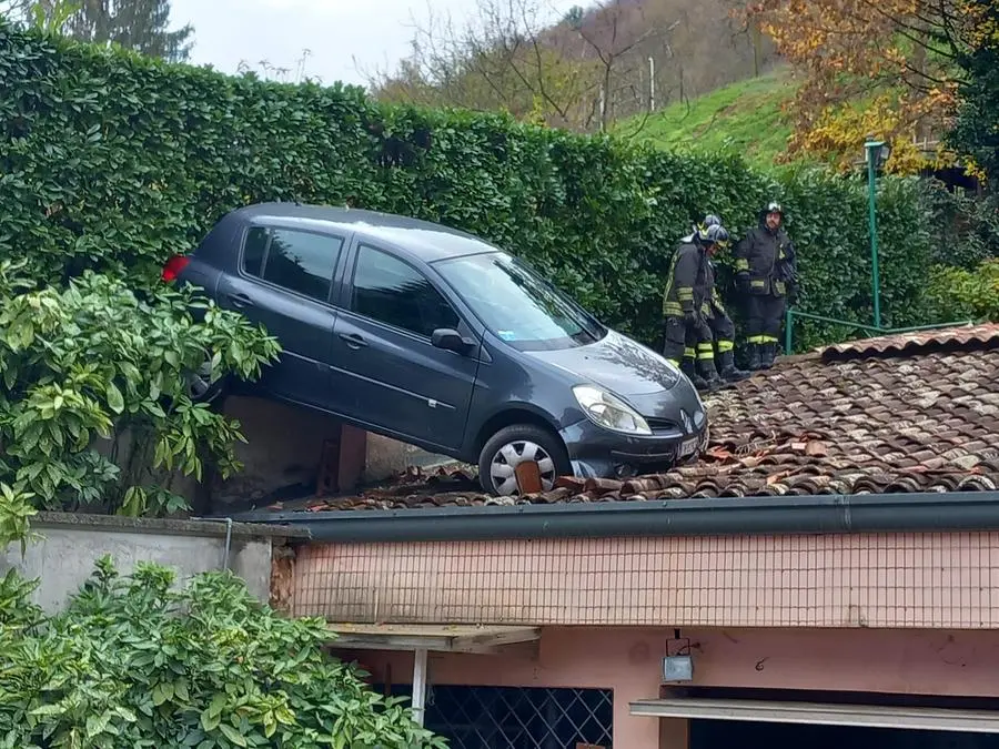 L'auto sul tetto del garage | Giornale di Brescia