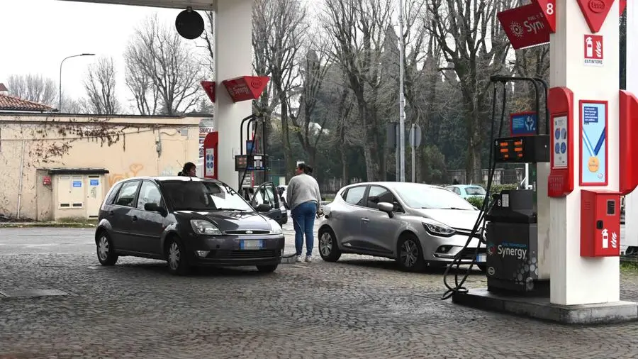 Aumento del prezzo del carburante, bresciani in coda ai distributori di ...