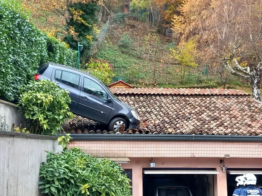 Fa manovra con l'auto e finisce sul tetto del garage: grave un anziano ...