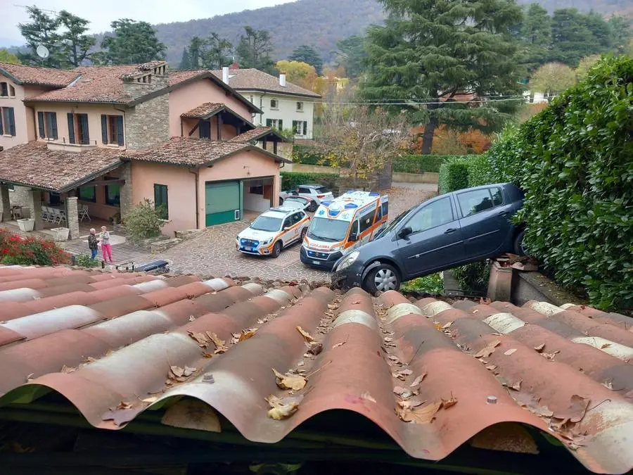 L'auto sul tetto del garage | Giornale di Brescia