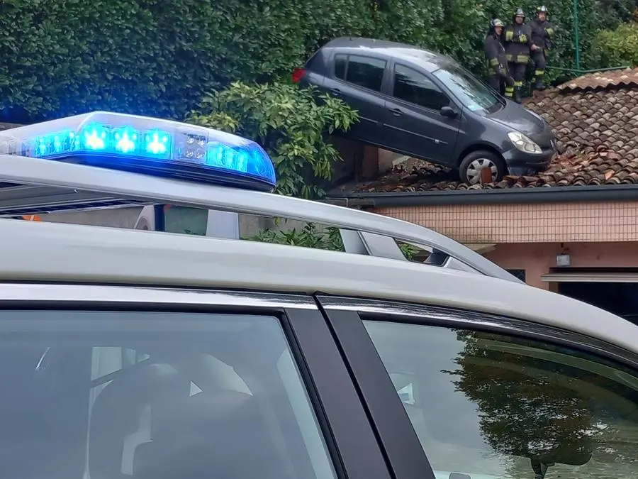 L'auto sul tetto del garage | Giornale di Brescia