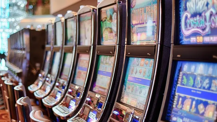 Gioco d'azzardo: nasce il numero verde che intercetta e guida «le ...