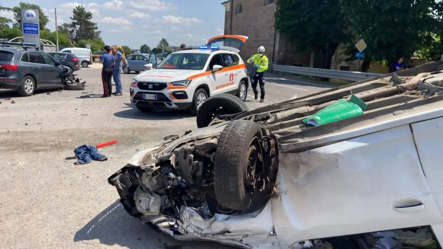 Perde il controllo dell'auto che finisce ruote all'aria: grave 80enne ...