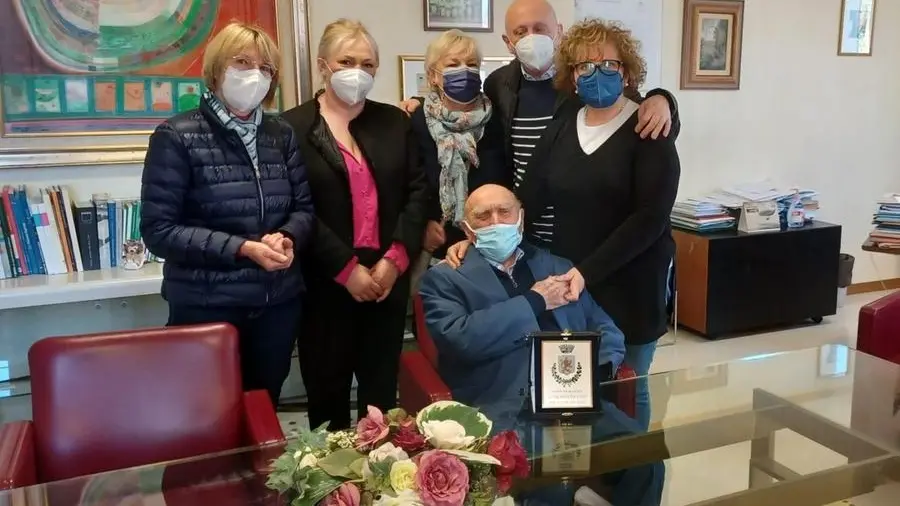 A 102 anni il bidello Mario di Leno ha l’orto come hobby | Giornale di ...