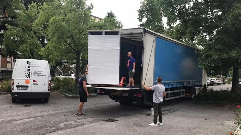 All'Itis Castelli sono arrivati i primi 816 banchi monoposto | Giornale ...