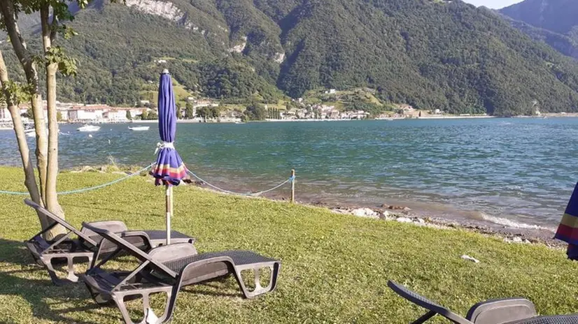 Bimba rischia di affogare nel lago, soccorsa dai bagnanti | Giornale di ...