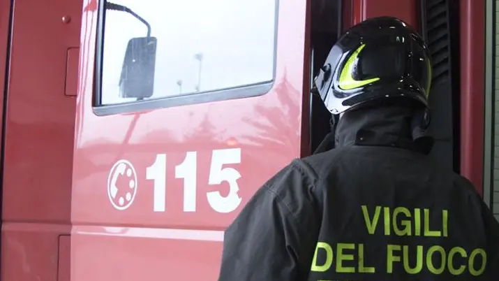 «Bis bastuner» nascosto sotto la porta, intervengono i pompieri ...