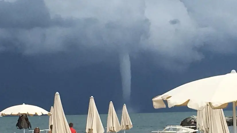 Trombe marine in Riviera: le immagini dei turisti bresciani | Giornale ...