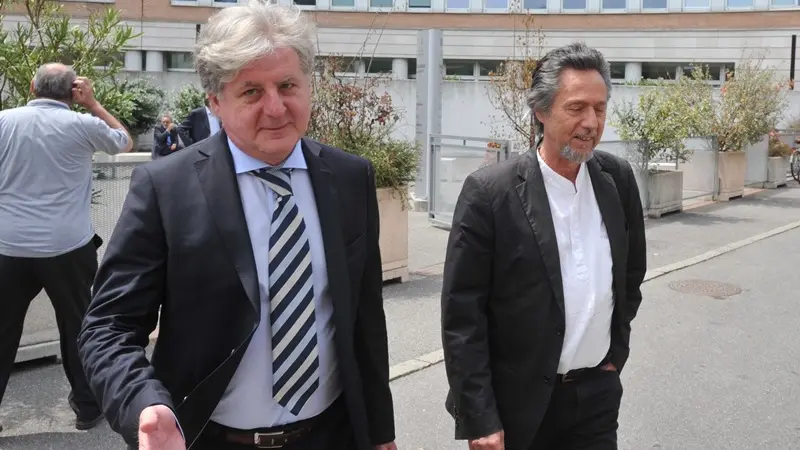 Andolina fuori dal Tribunale | Giornale di Brescia