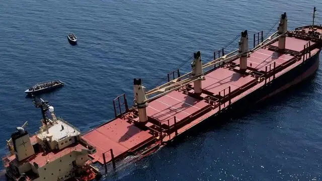 Almeno due morti nel cargo colpito da un missile ad Aden | Giornale di ...