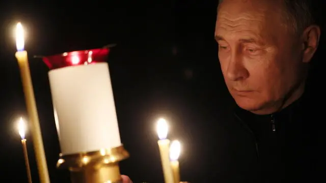 Putin accende una candela in memoria delle vittime dell'attacco ...