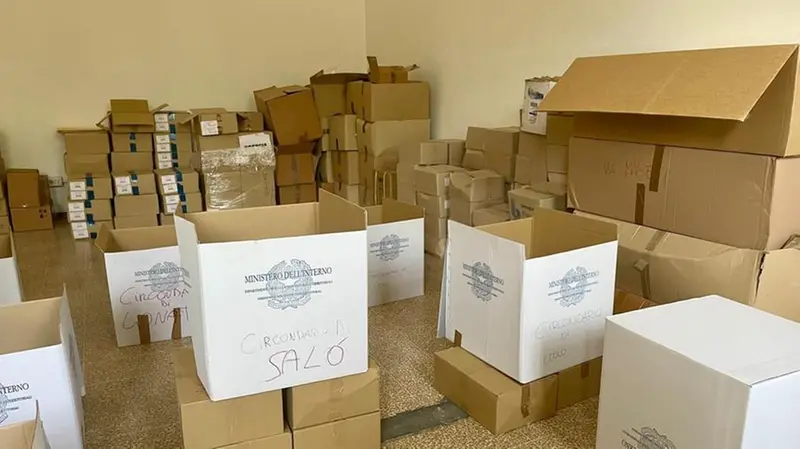 Nel quartier generale della macchina del voto tra scatoloni, urne ...