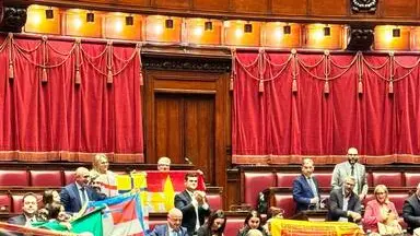 Passa l'Autonomia, in Aula il tricolore e le bandiere regionali ...