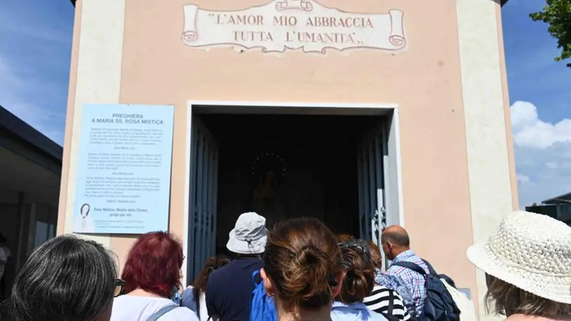 La cappella con la grande statua lignea di Rosa Mistica | Giornale di ...