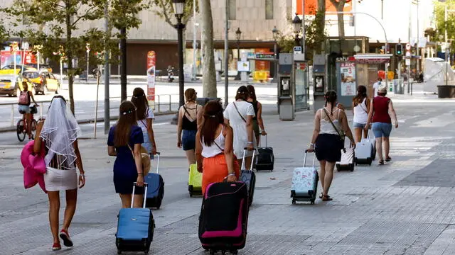 Barcellona dà via libera all'aumento della tassa turistica | Giornale ...