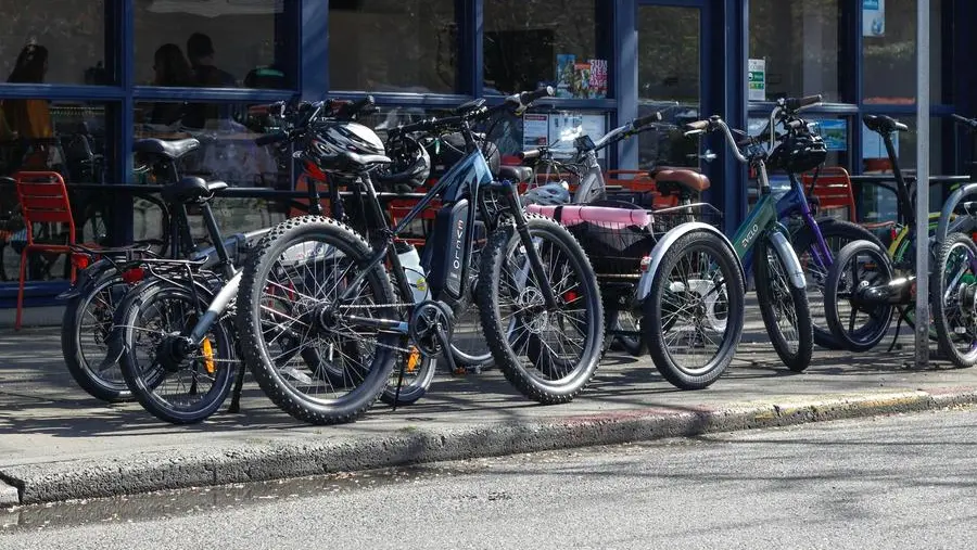 Ruba la bici elettrica a una turista a Sirmione, scoperto dalle telecamere | Giornale di Brescia