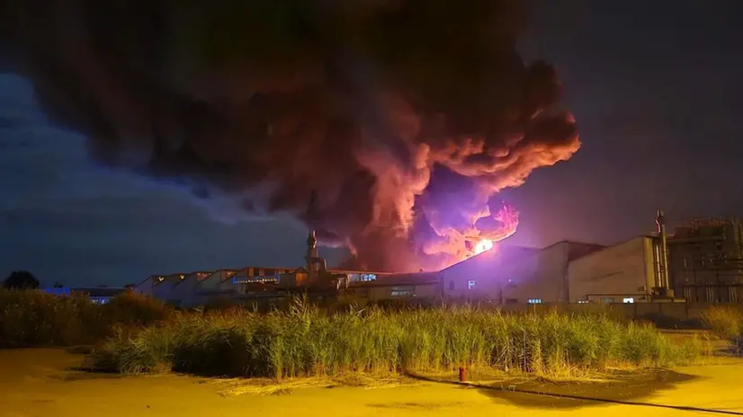Incendio alla Faerch, operazioni di spegnimento fino a tarda notte ...