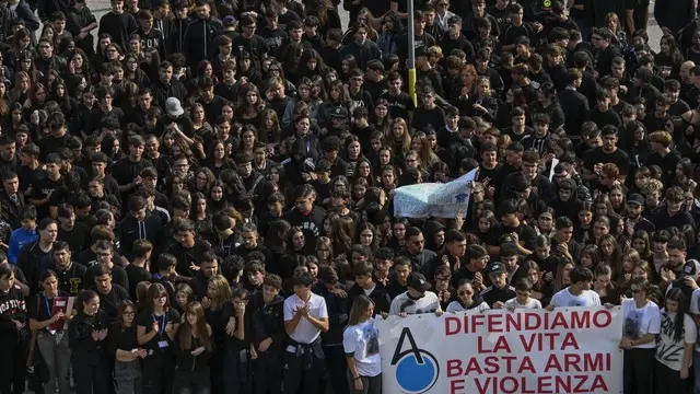 Mille studenti in nero, flash mob a Napoli per Santo Romano | Giornale ...