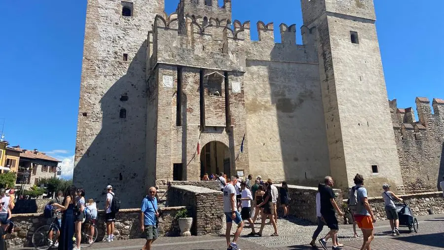 Sirmione, annunciati i nuovi orari della Ztl del centro storico ...