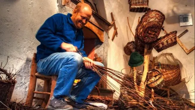 L’artista Pietro Gardoni a Parigi con il video sul cestaio di Bienno ...