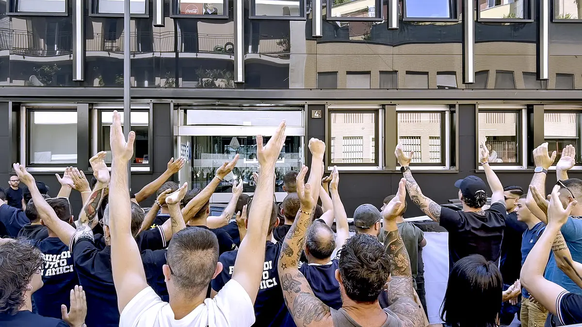 Brescia, Ultras 1911 davanti alla Lega insieme ai tifosi della Samp ...