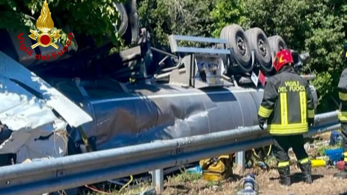 Cisterna con benzina si ribalta su autostrada A12 in Toscana | Giornale ...