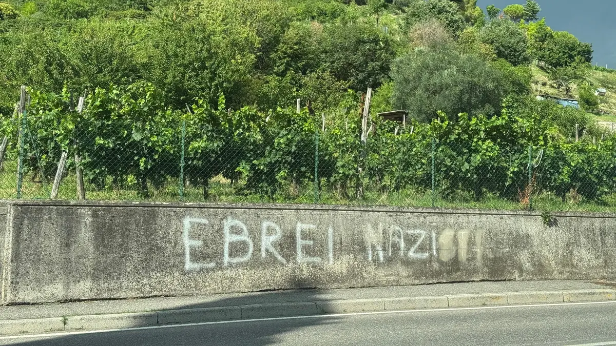 A Ronco di Gussago spunta una scritta antisemita accanto al cimitero ...