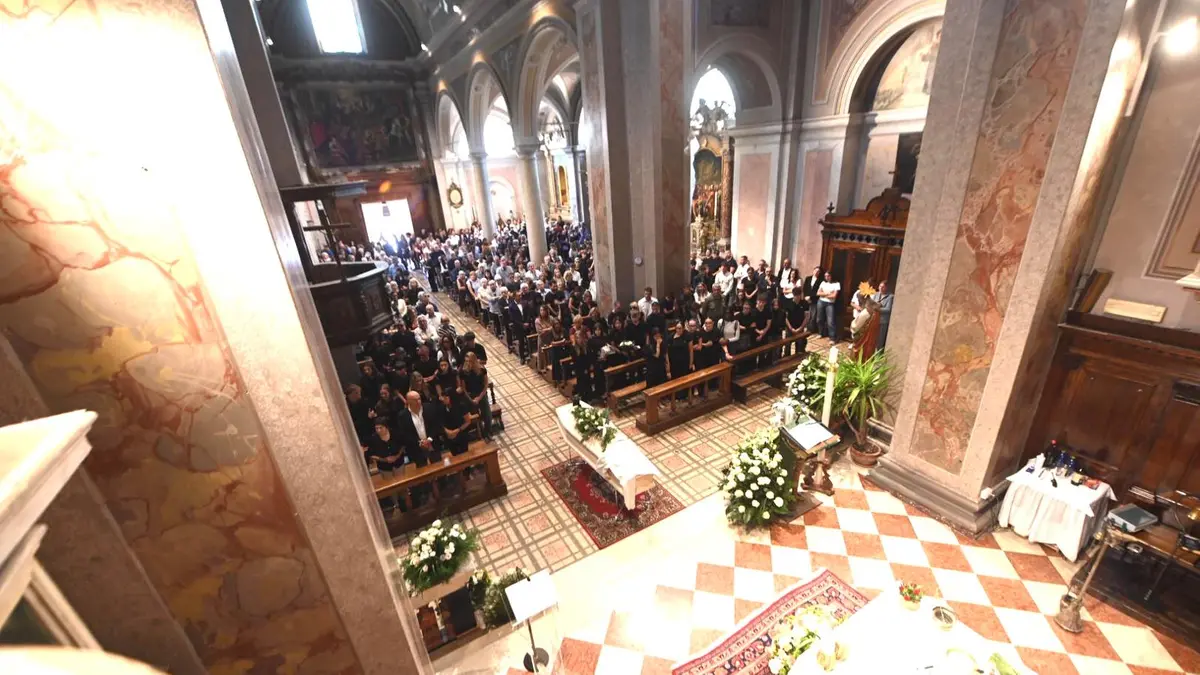 Cellatica, sulle note di Albachiara il funerale di Marco Calvi ...