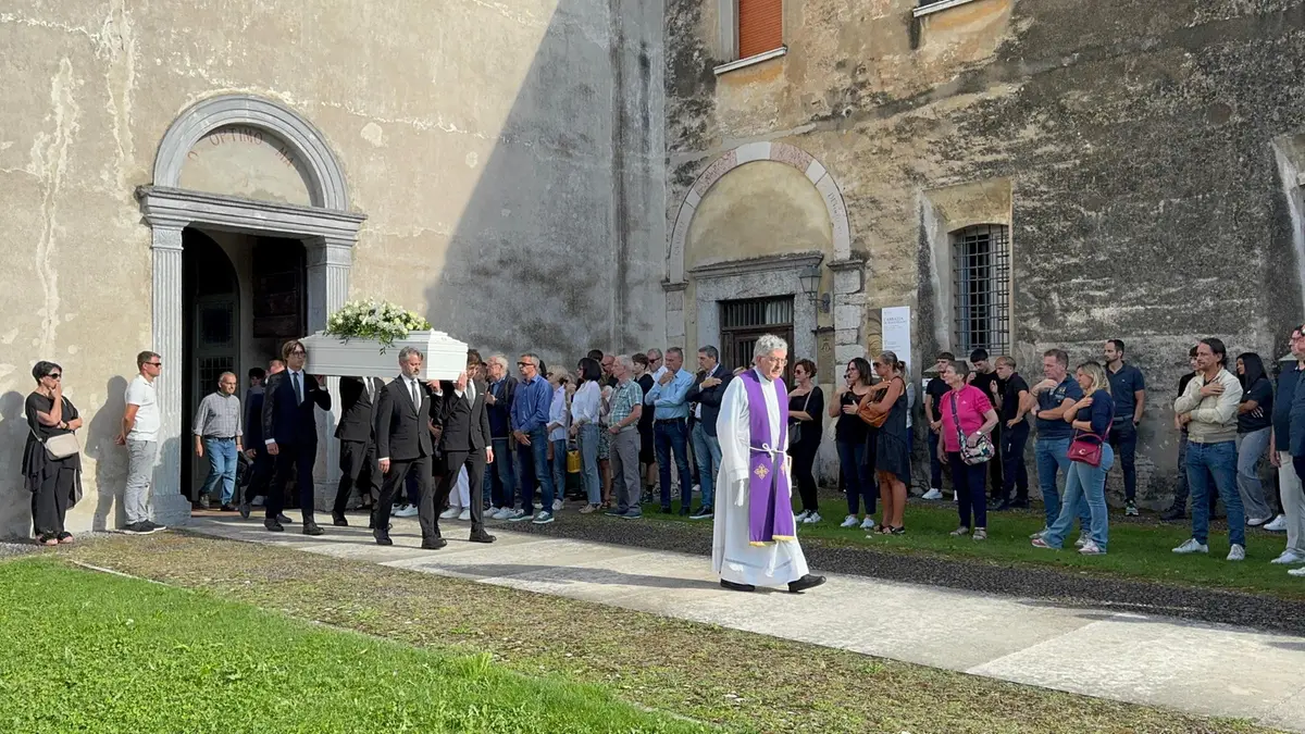 Il funerale di Matteo Tobanelli a Lonato, gli amici: «Sarà sempre in ...