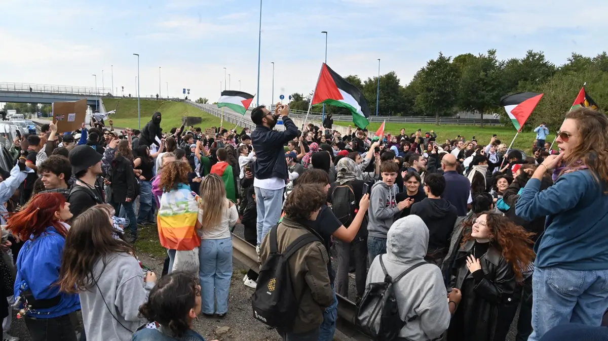 Corteo pro Flotilla, onda umana in città e sulla tangenziale Ovest ...