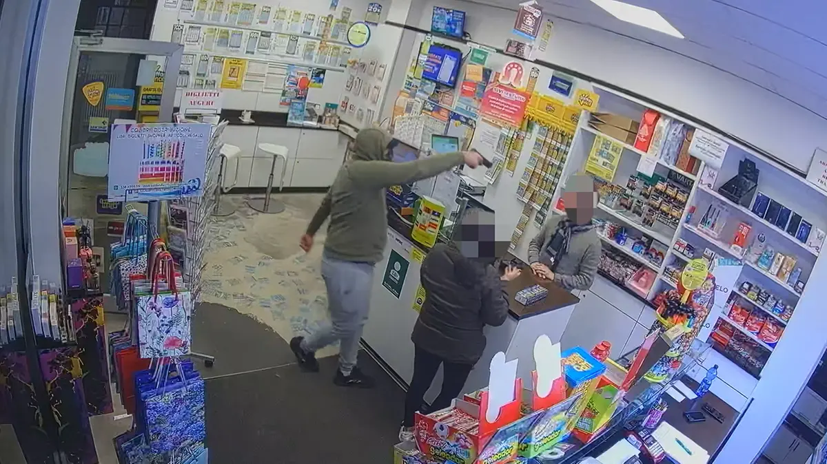 La rapina alla tabaccheria di via Zamboni | Giornale di Brescia