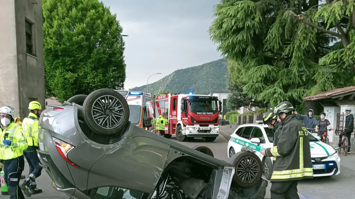 Si ribalta con l’auto a Rezzato, soccorsa 79enne | Giornale di Brescia