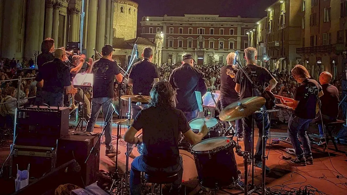 In piazza Loggia la festa per l’arrivo della Freccia Rossa | Giornale ...